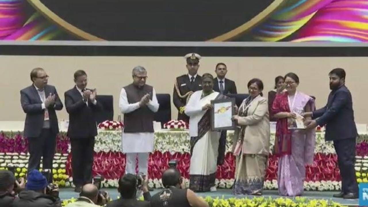 Duare Sarkar : কেন্দ্রে পুরস্কৃত 'দুয়ারে সরকার', চন্দ্রিমার হাতে ...