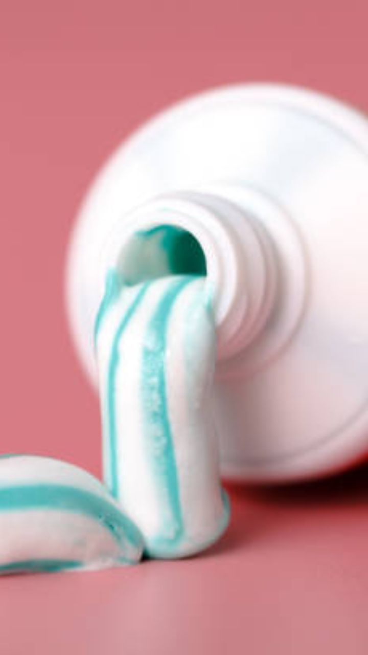 ব্রণর উপর টুথপেস্ট লাগাবেন না… – TV9Bangla | Does Putting Toothpaste On ...