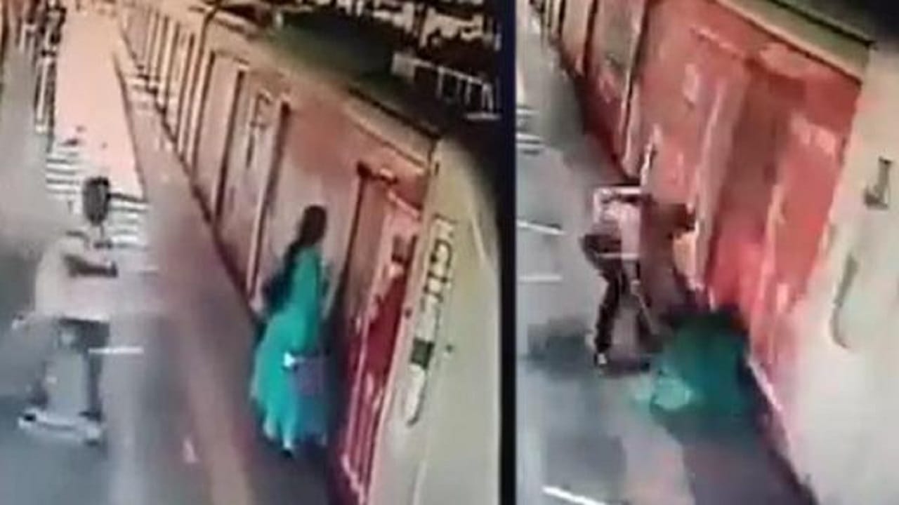 Viral Video: চলন্ত মেট্রোয় আটকে গেল ওড়না, সাক্ষাৎ মৃত্যুর মুখ থেকে ...