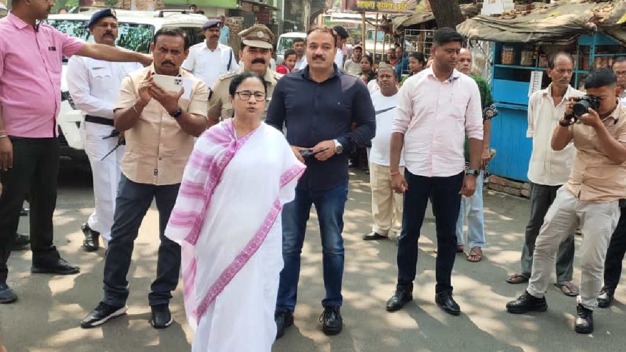 CM Mamata Banerjee : 'ভাল করে পরীক্ষা দিও', আচমকা পরীক্ষাকেন্দ্রে মমতা ...