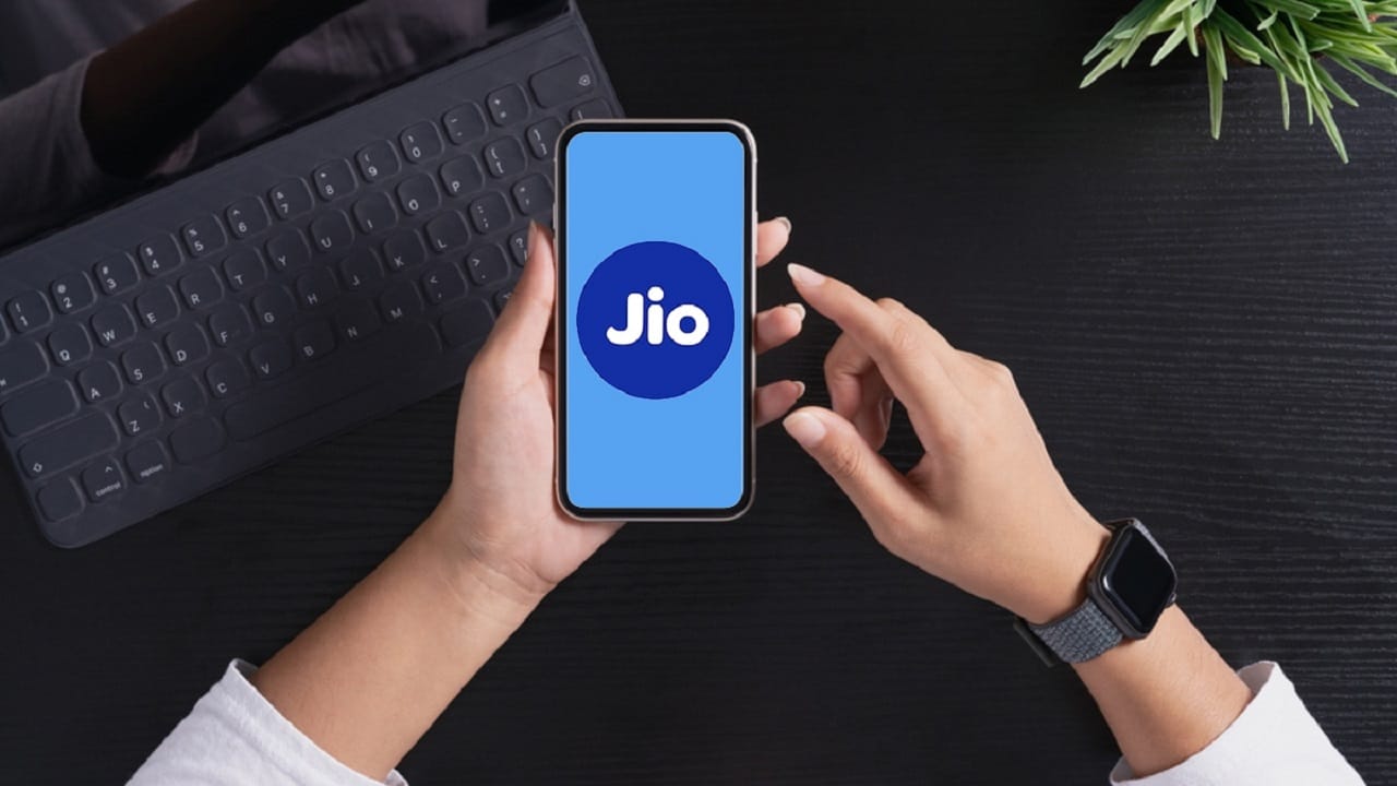 Jio Family Plans: আশ্চর্য প্ল্যান আনল Jio, রিচার্জ করবেন একজন আর ...