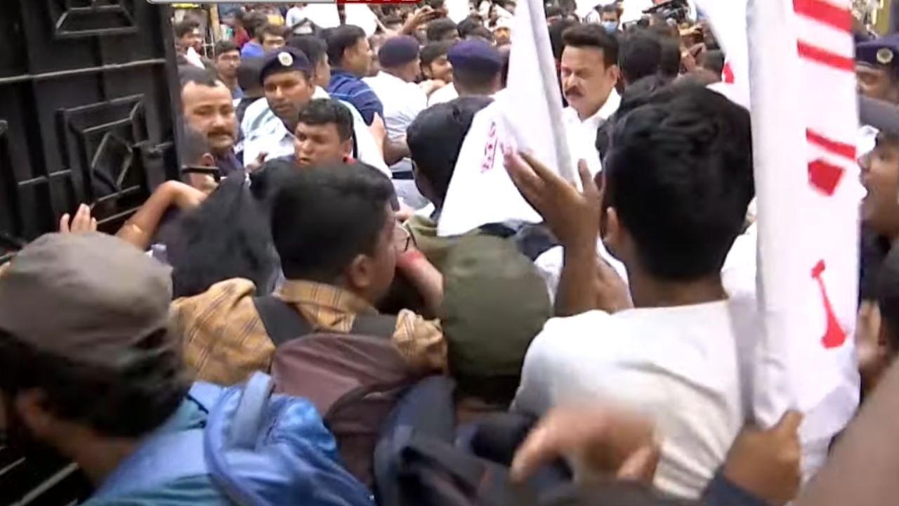 SFI Rally: 'চোর, অপদার্থরা ইউনিয়ন চালাচ্ছে', পুলিশের বাধা উপেক্ষা করেই ...