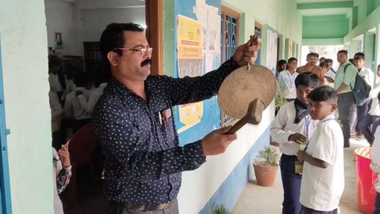 Group D Worker: আদালতের নির্দেশে গিয়েছে চাকরি, গ্রুপ ডি কর্মী না ...