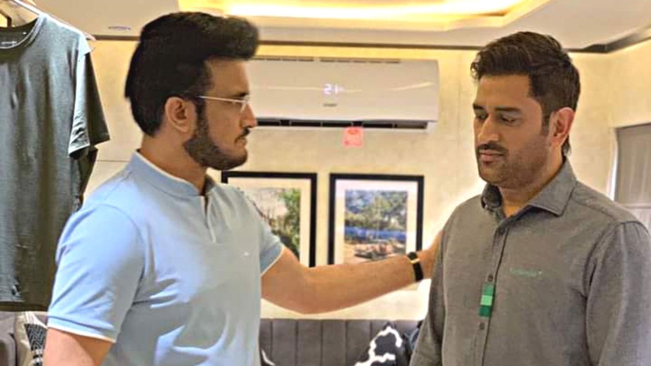 Sourav Ganguly Biopic: বাণিজ্য নগরীতে সৌরভ, বায়োপিকে থাকছেন ধোনিও ...