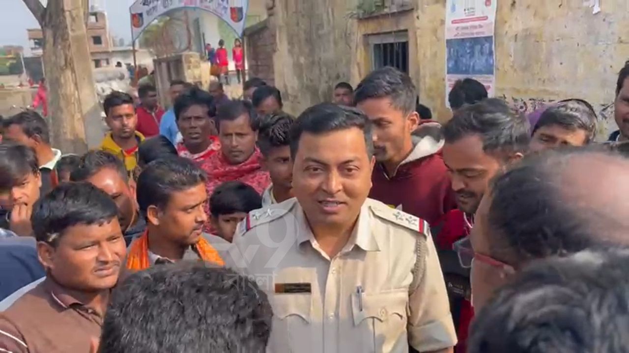 Murshidabad: পুলিশ অফিসের বদলির প্রতিবাদে সামিল গ্রামবাসীরা, স্মারকলিপি ...