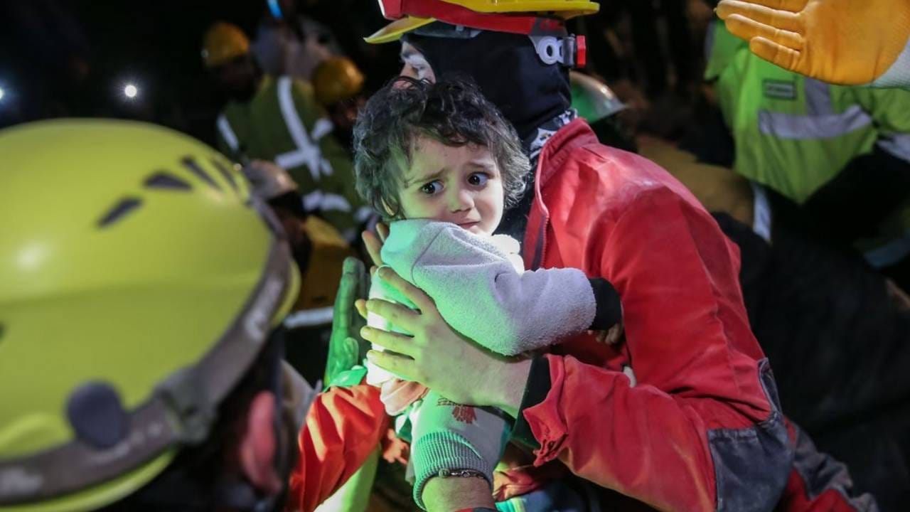 Turkey Syria Earthquake: ভিডিয়ো: রাখে হরি তো মারে কে! ধ্বংসের কবরে ...