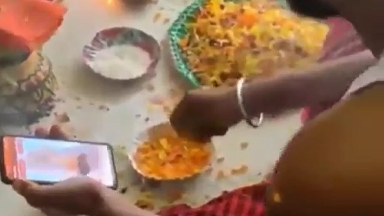 Viral Video: প্রযুক্তির ফাঁদে দেবদেবীও! মোবাইলে ঘণ্টা বাজিয়ে দিব্যি ...