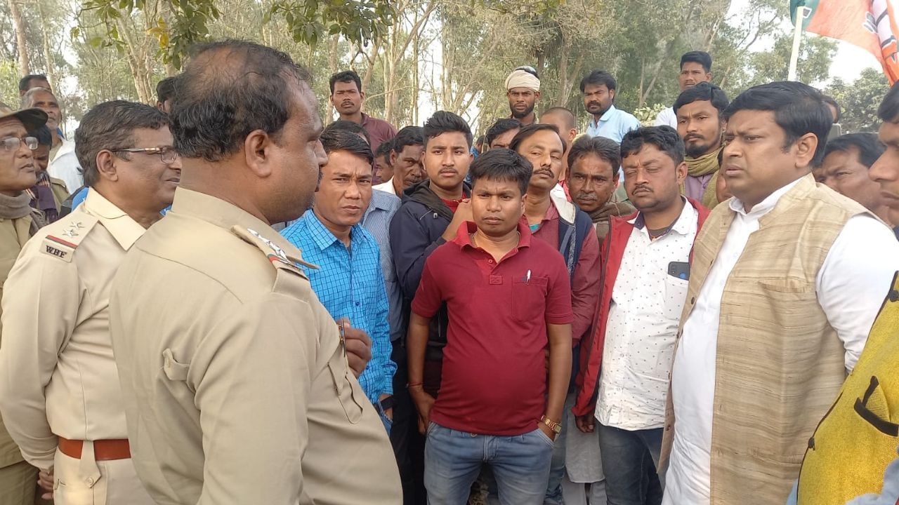 BJP: পুলিশকর্মীদের 'ধমক' সুকান্ত মজুমদারের, দাঁড়িয়ে থেকে লেখালেন ...