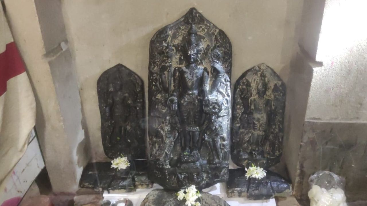 Ancient Deity উঠোন খুঁড়তেই বেরল হাজার বছরের পুরোনো ৩ শিলামূর্তি চুরি যাওয়ার আশঙ্কা করছে