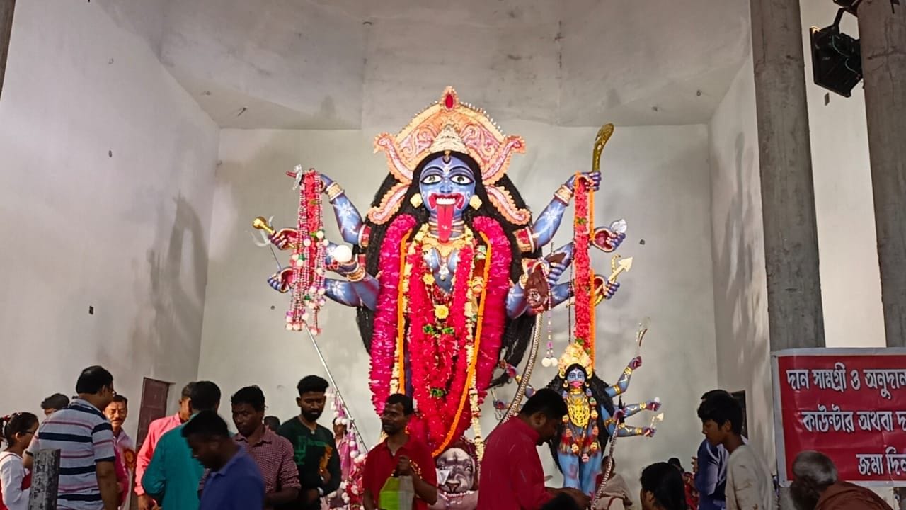 Balurghat Kali Puja: এ কালীর পায়ের নীচে শিব নেই, রয়েছে অসুর, ৩০০ বছর ...