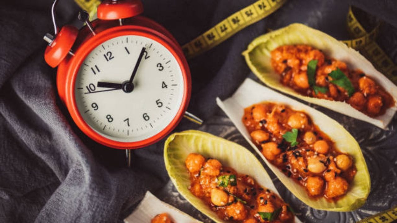 Intermittent Fasting: ঘড়ি ধরে খাবার খেয়ে ওজন কমাতে চান? এই সব টিপস ...