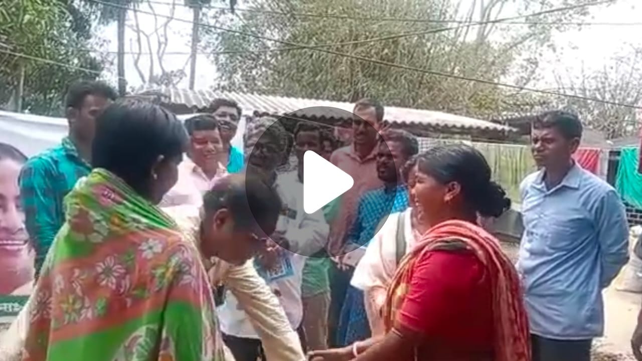 Video: গ্রামবাসীর ক্ষোভ সামাল দিতে মহিলার পা ধরতে এগিয়ে গেলেন জেলা ...
