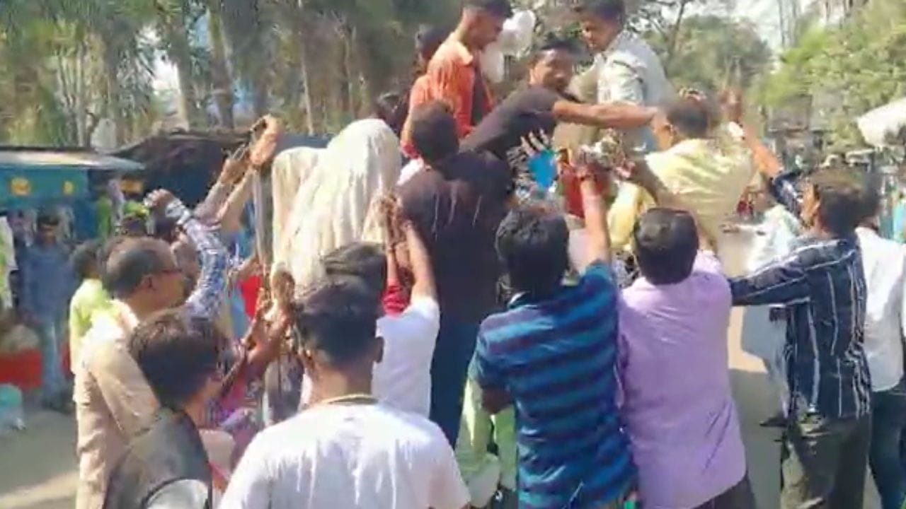 Burdwan TMC Chaos: হাওয়ায় উড়ল টিফিন, প্যাকেট নিয়ে সংখ্যালঘু সেলের সভায় ধুন্ধুমার - Bengali ...