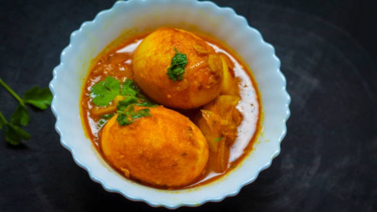 Egg Curry: পুষ্টিগুণ নিয়ে লড়াই চললেও হেঁশেলে দারুণ কদর হাঁসের ডিমের ...