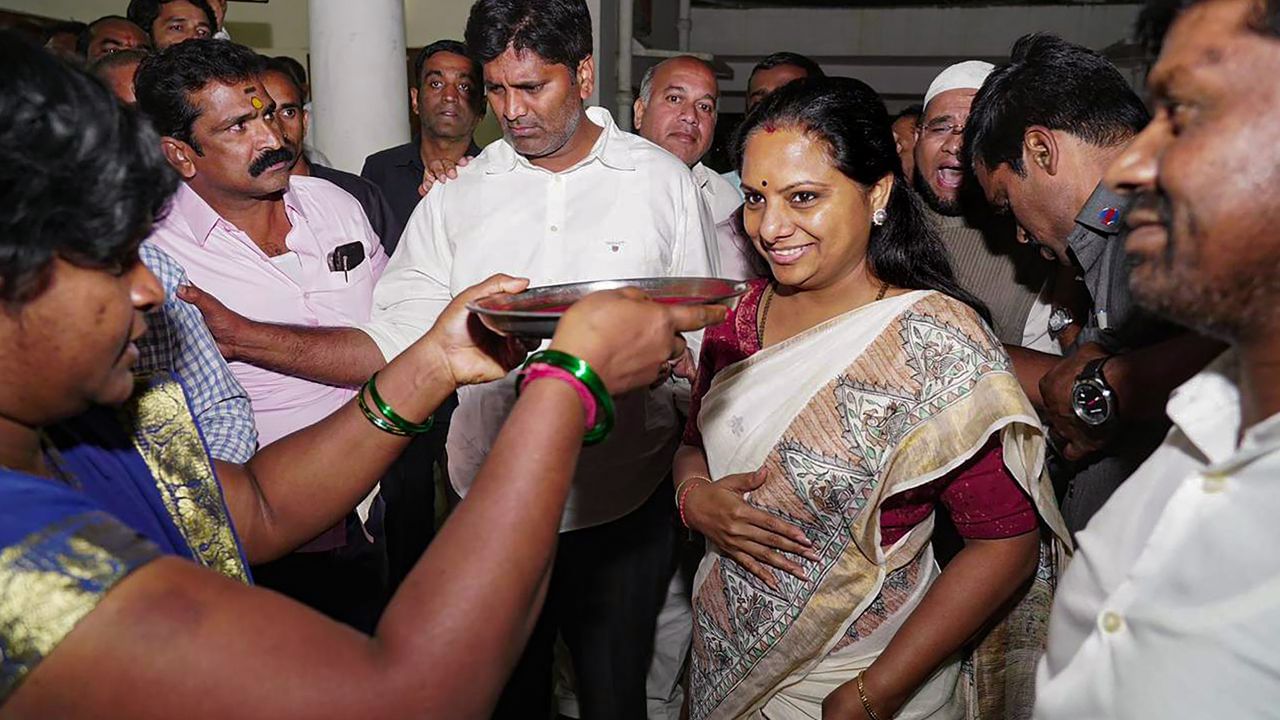 K Kavitha: সঙ্গে নেই ফোন, কেসিআর কন্যার বাড়ি থেকে ফোন আনাল ইডি! ৯ ঘণ্টার জেরার পরও ফের তলব ...