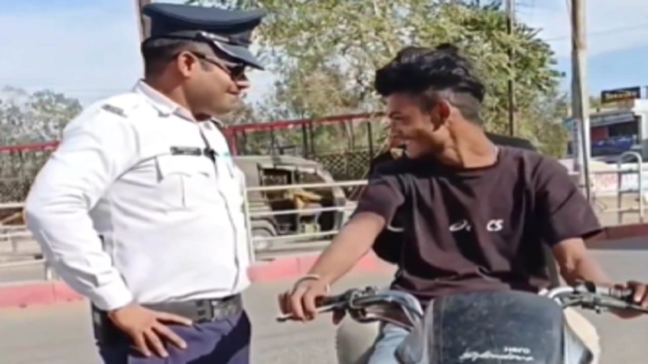 Viral Video: রাস্তায় আইন ভেঙেছেন দেদার, কিন্তু ট্রাফিক পুলিশের এমন ...