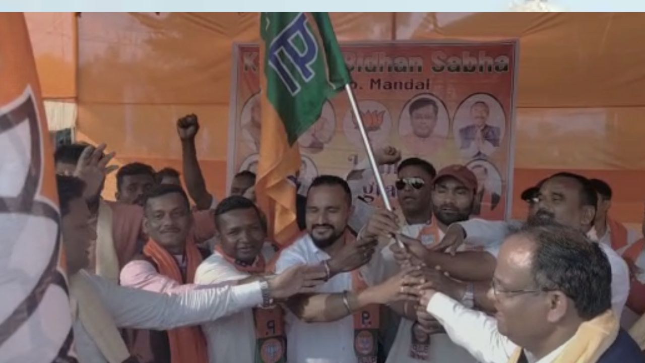 BJP: পঞ্চায়েত ভোটের প্রাক্কালে তৃণমূল ছেড়ে বিজেপিতে ৩০০ পরিবার ...