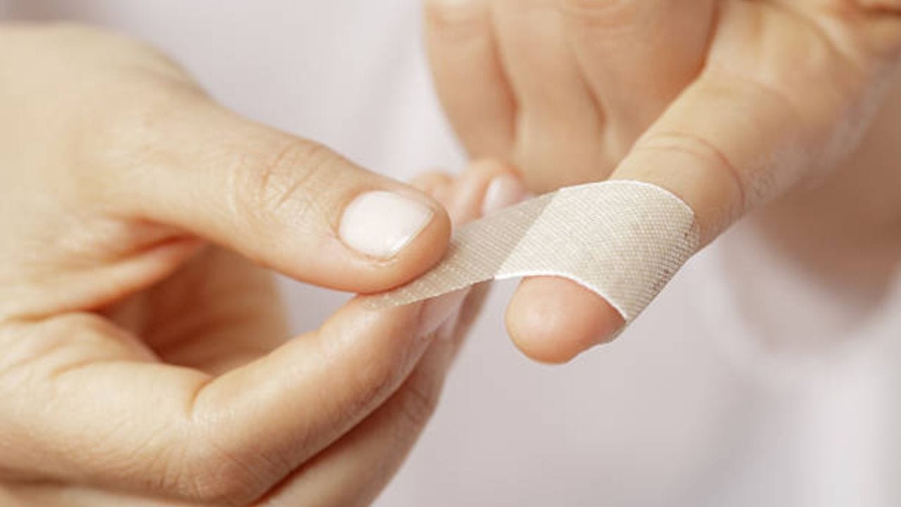 Band Aid: ধুলো-বালি থেকে বাঁচাতে টানা দু'দিন ব্যান্ডেড লাগিয়ে রাখা ...
