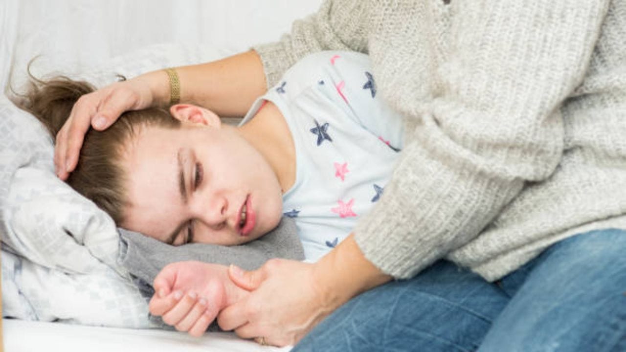 Epileptic Seizures: চোখের সামনে কারও খিঁচুনি ধরলে সঙ্গে সঙ্গে আপনার যা ...