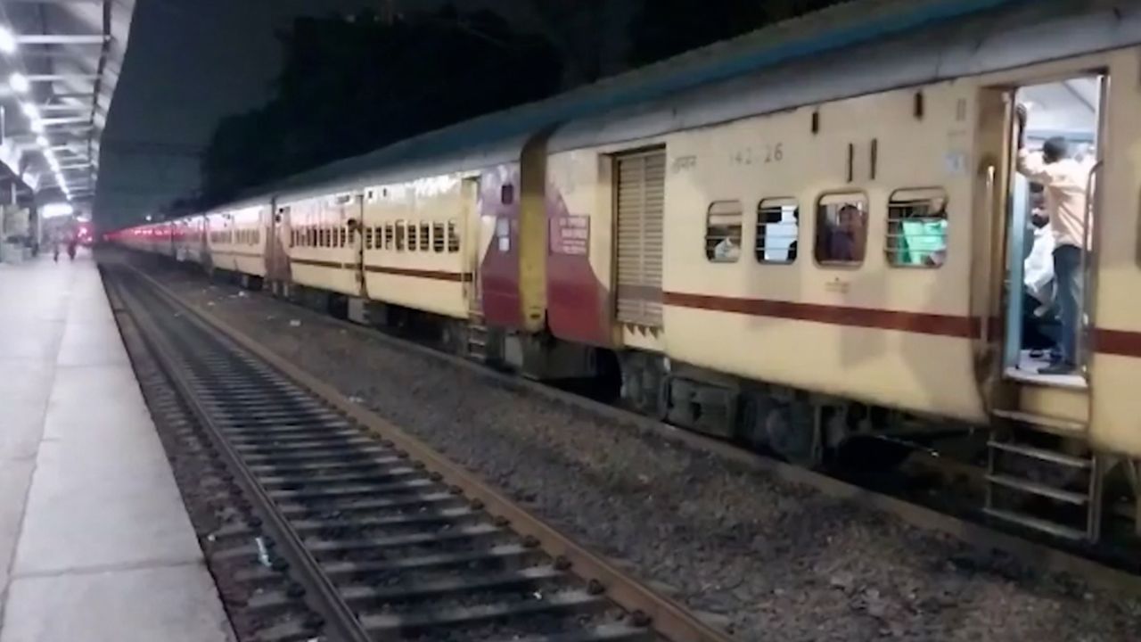 Train Service Stopped: তিন ঘণ্টা পর হাওড়া মেন লাইনে চালু হল ট্রেন ...