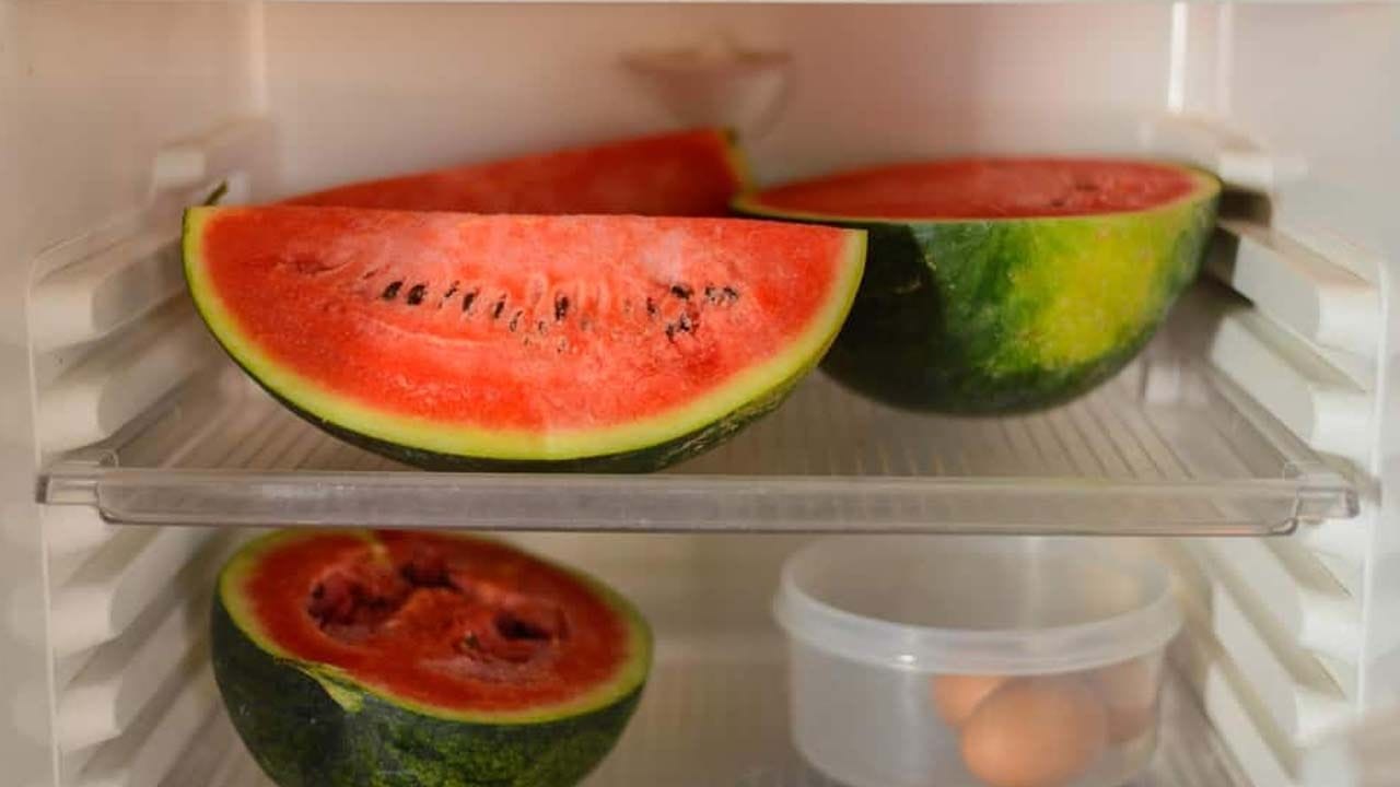 Watermelon: অর্ধেক কাটা তরমুজ ফ্রিজে রাখেন? খেতে ভাল লাগলেও নিজের কী ...