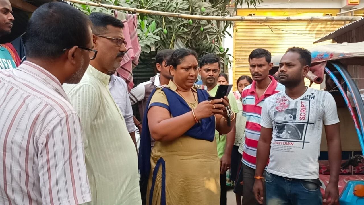 BJP: বিজেপি নেতার বাড়িতে হামলা, মারের হাত থেকে রক্ষা পেলেন না মা ...