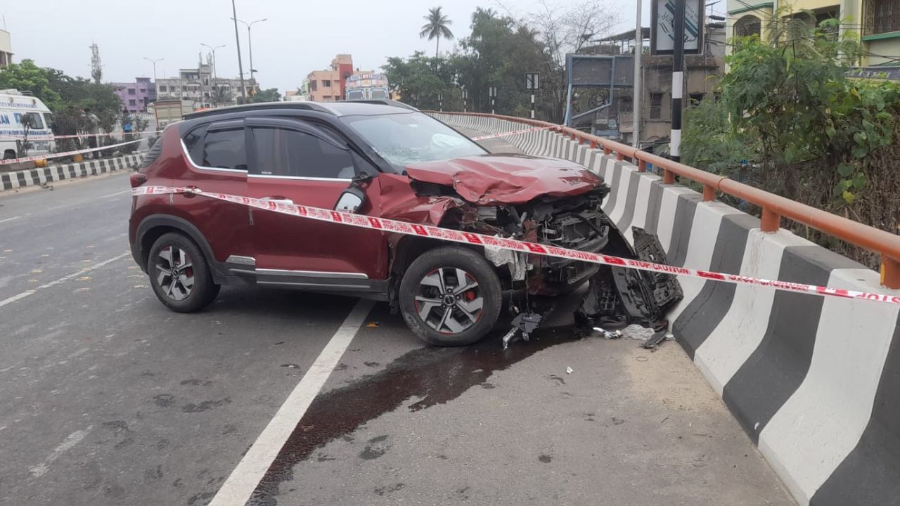 Road Accident: বাইককে বাঁচাতে গিয়ে দুমড়ে গেল গাড়ি, রক্তে ভাসছে রাস্তা - Bengali News | west ...