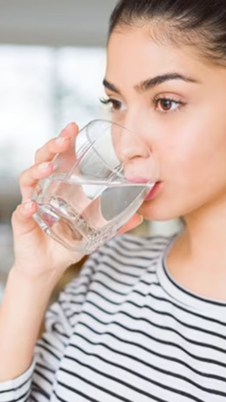 সাবধান! জল খাওয়ার সময় এই ভুল গুলি কি আপনিও করেন? – TV9Bangla | Tips To Know About Some Common ...