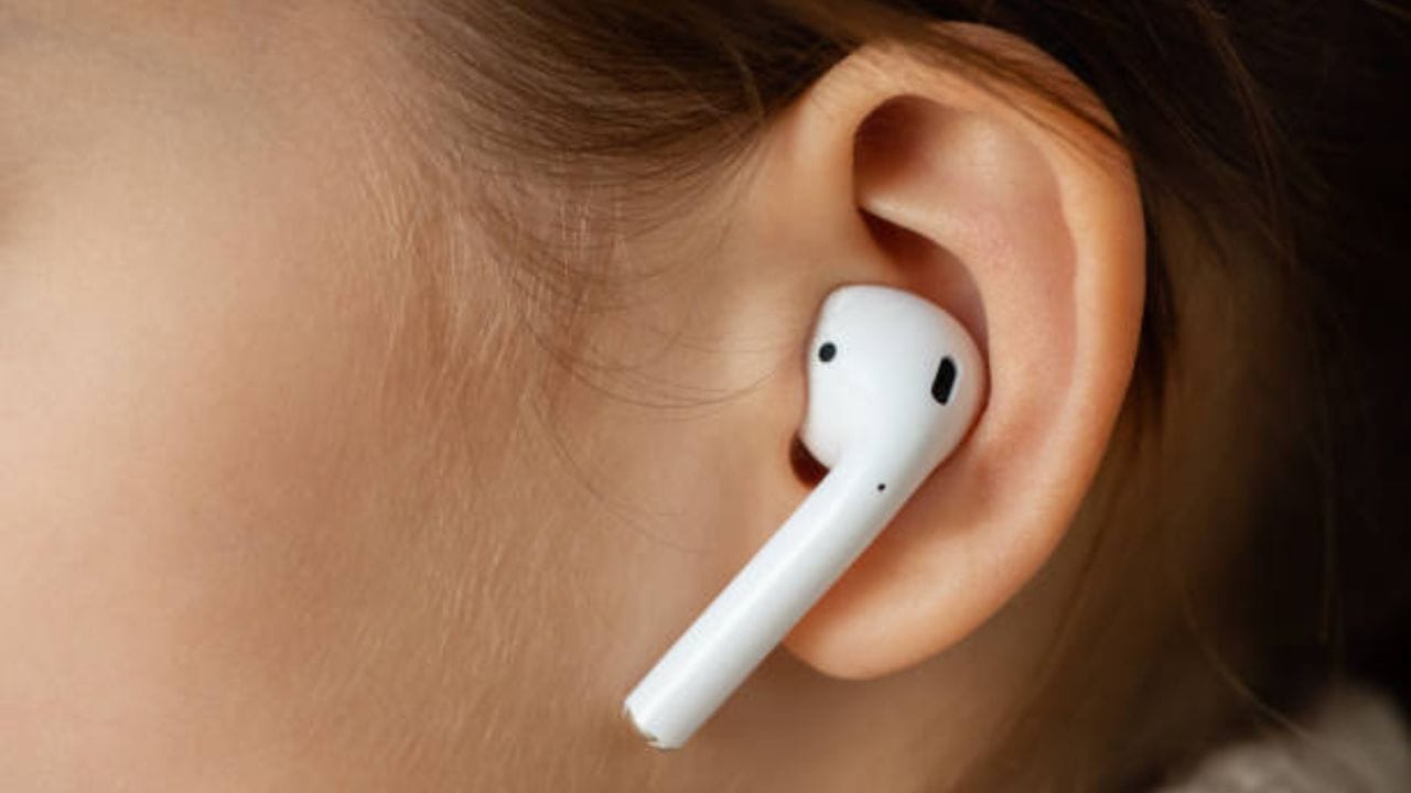 Side Effects of Earbuds: কানে সারাক্ষণ ইয়ারবাড গুঁজে রাখেন? হারাতে ...