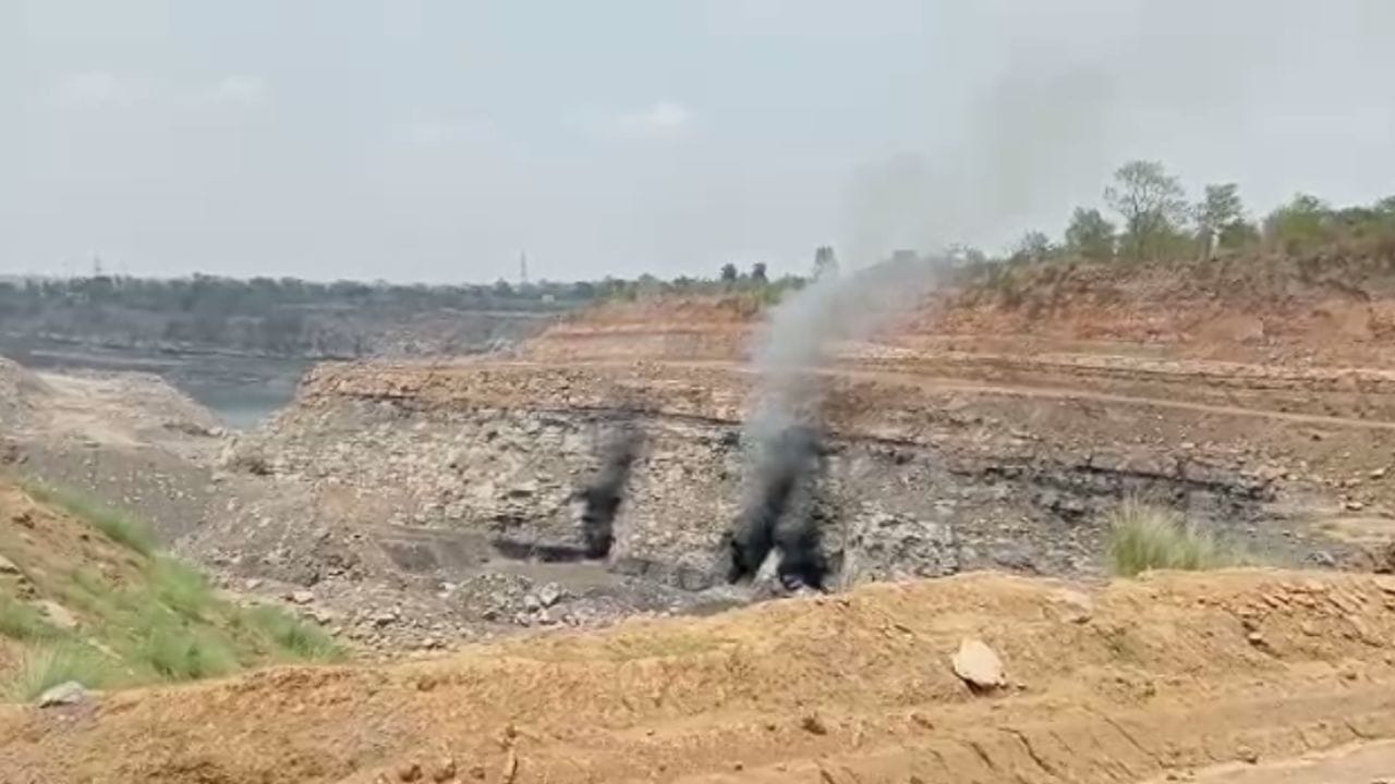Asansol Coal Mine: কয়লা খনির মুখ থেকে গলগল করে বেরচ্ছে কালো ধোঁয়া ...