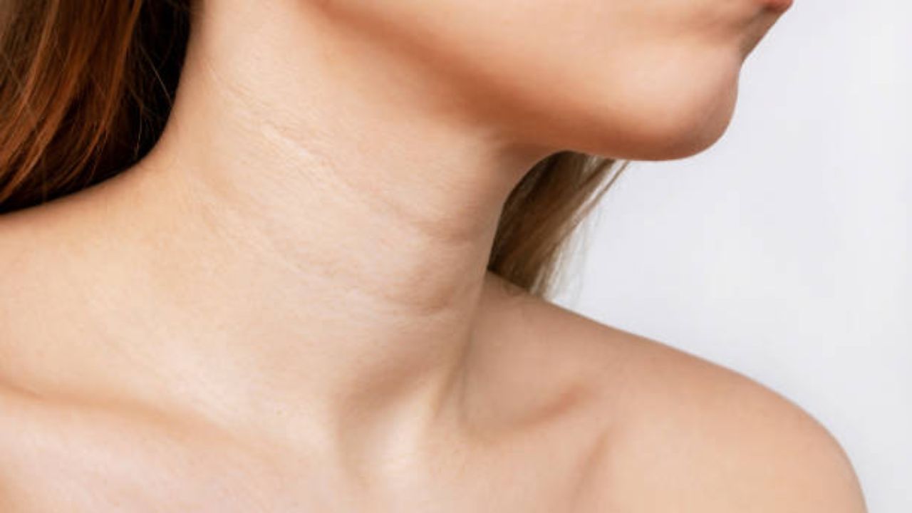 Neck Wrinkles: বয়সের সঙ্গে গলার চামড়া ঝুলে পড়েছে? যে ভাবে রুখে দেবেন ...