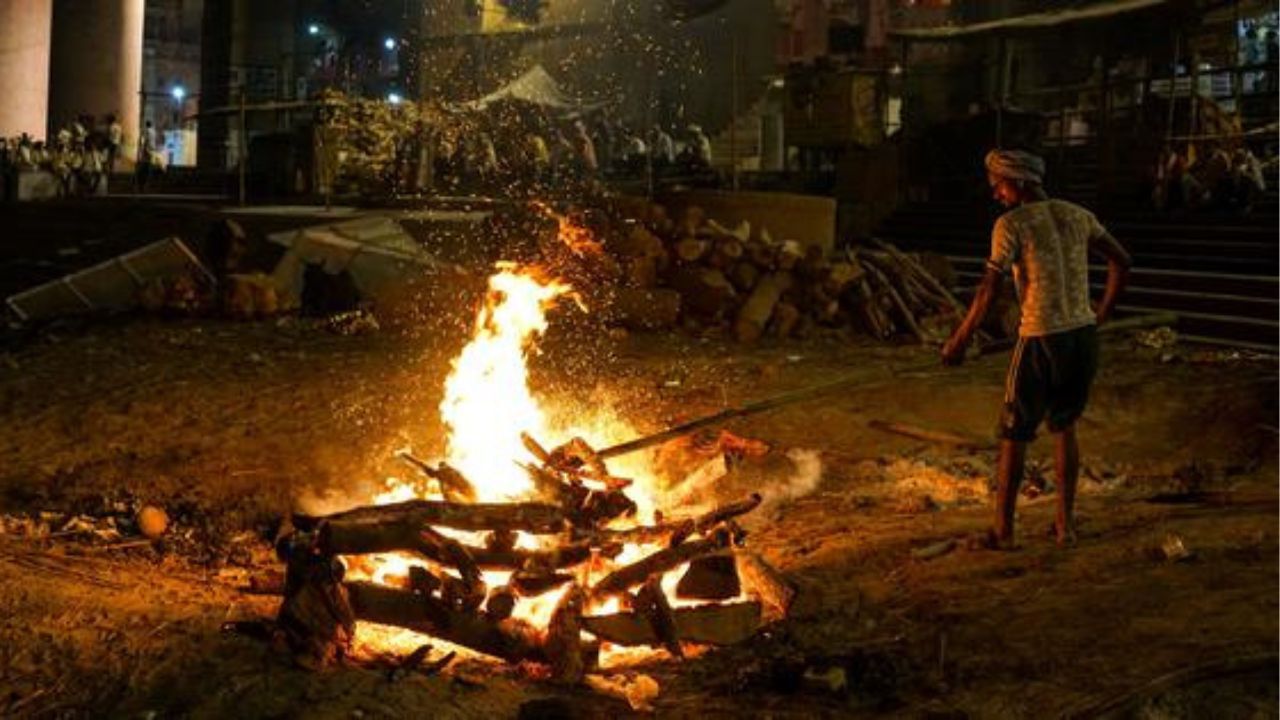 Garuda Purana: শেষকৃত্যের সময় শবদেহের মাথায় লাঠির আঘাত করার কারণ ...