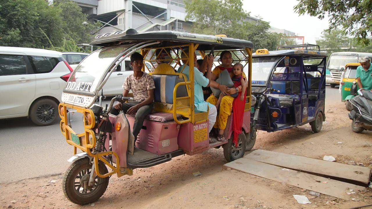 Blast in E-rickshaw: চলন্ত টোটোয় বিস্ফোরণ, মৃত্যু একই পরিবারের তিন ...