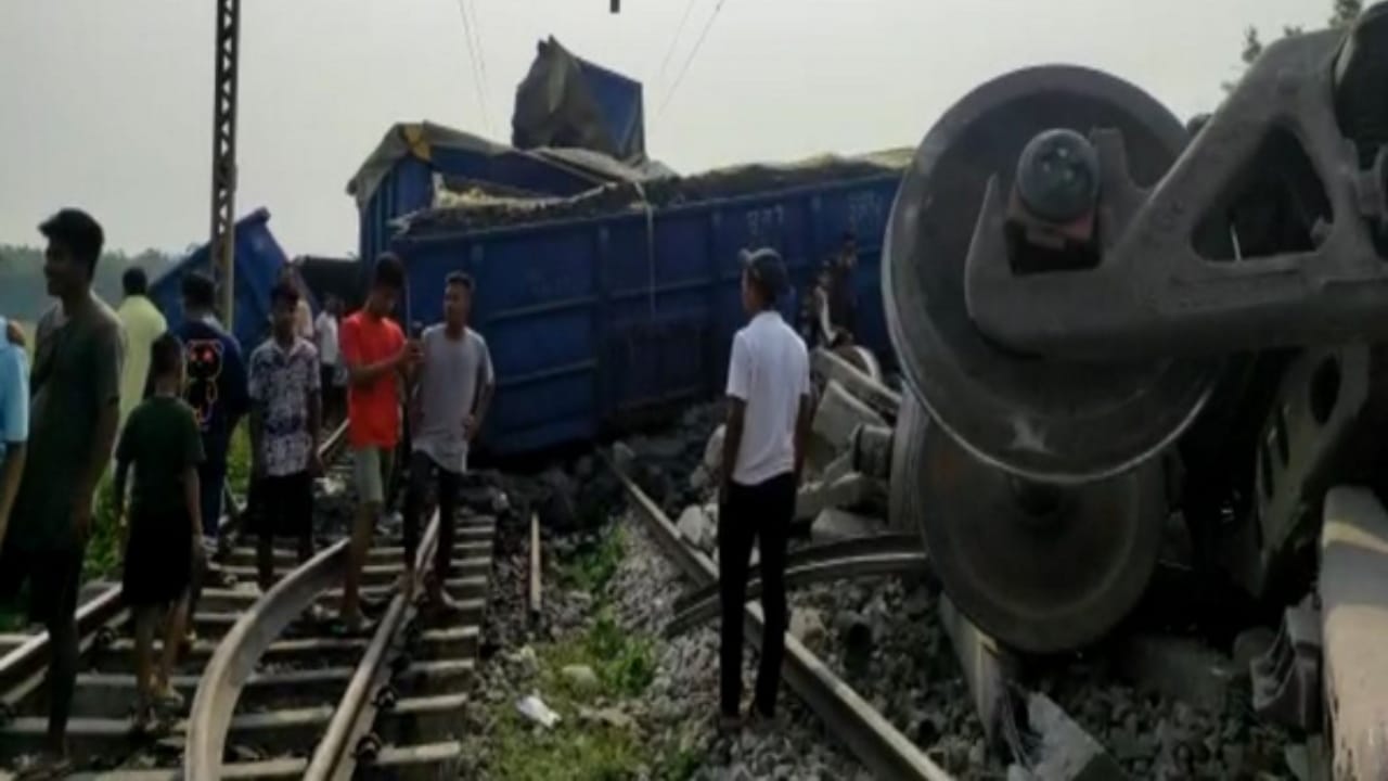 Assam : বিচ্ছিন্ন, লাইনচ্যুত ২০টি বগি, অসমে দুর্ঘটনার কবলে মালগাড়ি ...