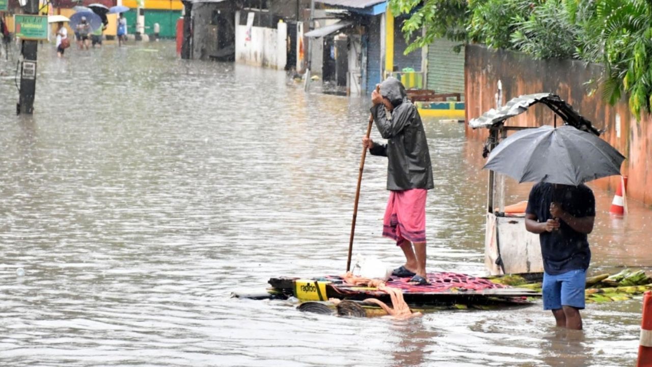 Flood In Assam অসমের বন্যা পরিস্থিতি ভয়াবহ বানভাসী ১০ জেলার লক্ষাধিক বাসিন্দা Bengali News