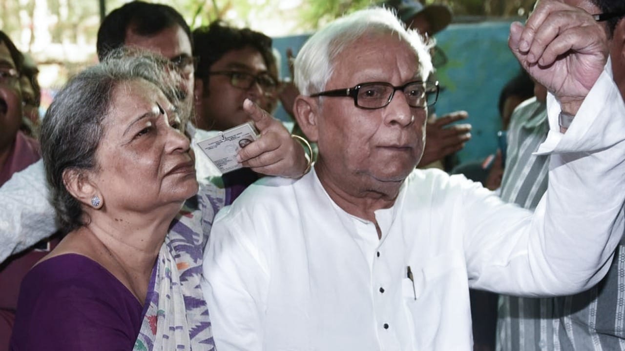Buddhadeb Bhattacharjee wife: হাসপাতালে ভর্তি বুদ্ধ-জায়া মীরা ...