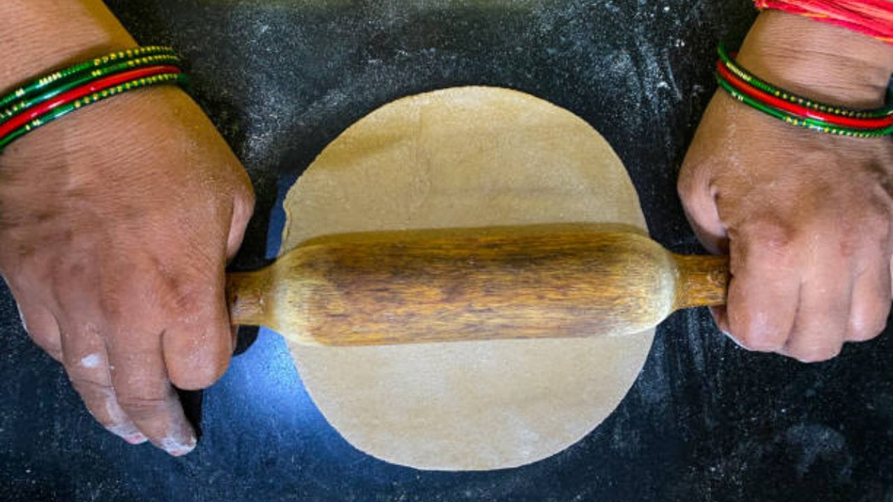 Easy Roti Recipe: রুটি বেলে তাওয়াতে না সেঁকে ফেলে দিন ফুটন্ত কড়াইয়ে ...