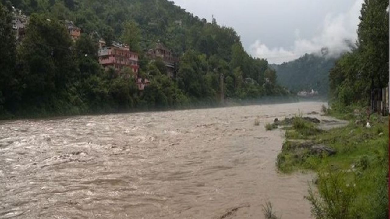 Flash Flood in Himachal Pradesh: হিমাচলে হড়পা বানে বিপর্যস্ত মান্ডি জেলা, মানালি হাইওয়েতে ভেসে ...