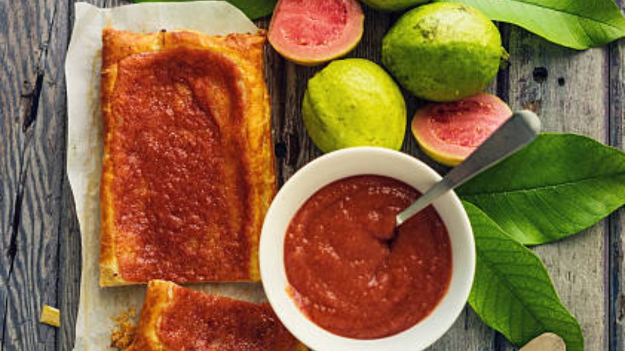 Guava Sauce: পেয়ারা অতিরিক্ত পাকলে ফেলে না দিয়ে বানিয়ে ফেলুন এই ...