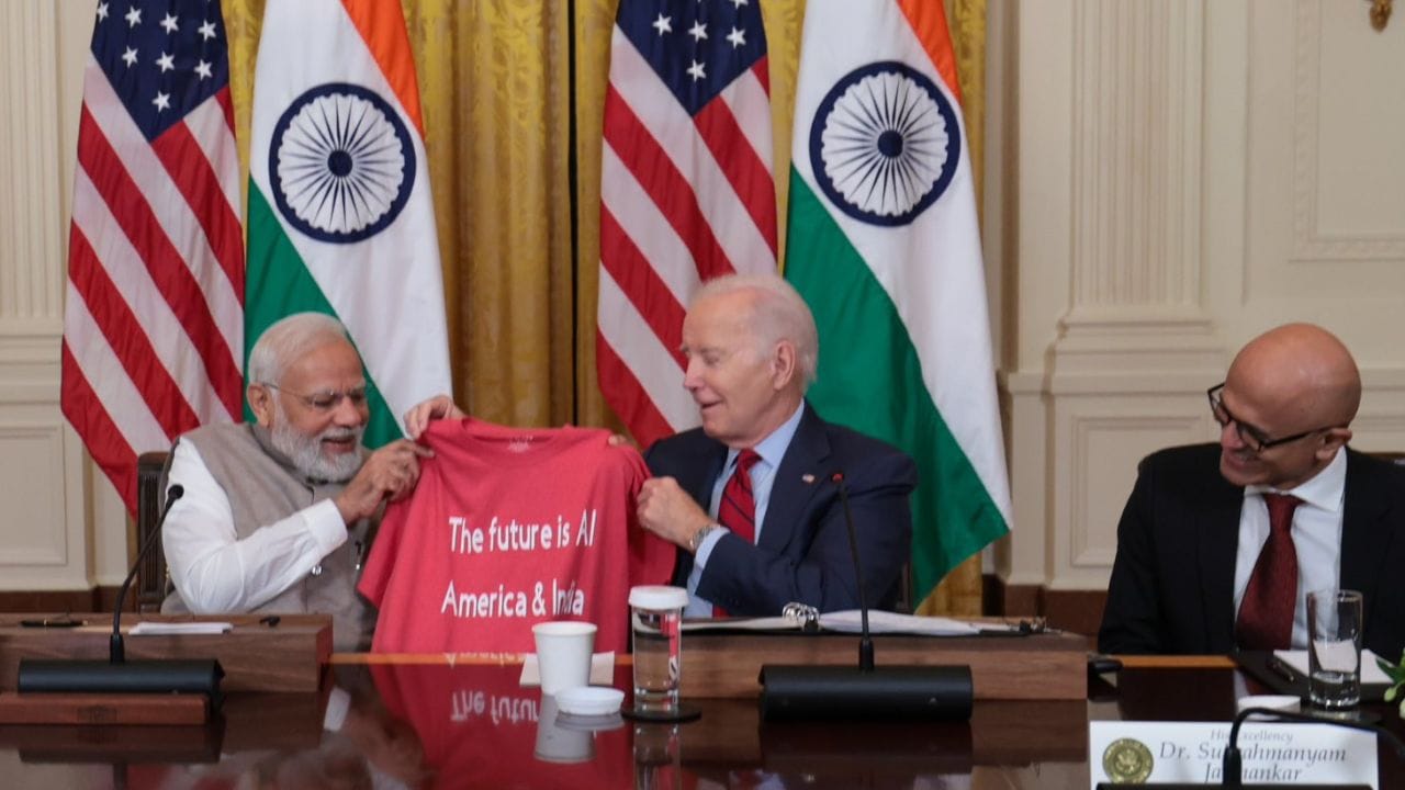 Modi-Biden: প্রধানমন্ত্রীকে লাল টি-শার্ট উপহার বাইডেনের, সাদা অক্ষরে ...