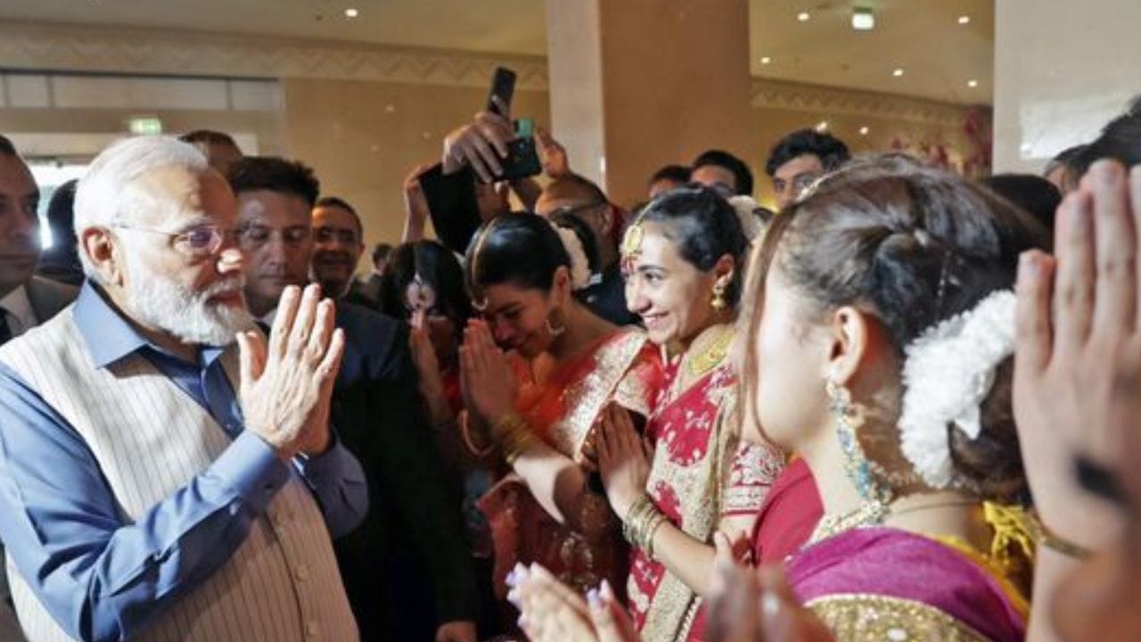 Video: 'ইয়ে দোস্তি হাম নেহি তোড়েঙ্গে', হিন্দি গানে মোদীকে অভ্যর্থনা ...