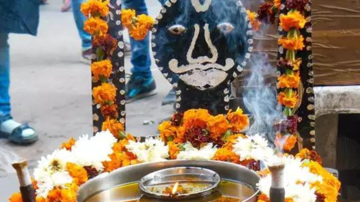 Shani Dev Puja: প্রতি শনিবার গ্রহরাজের পুজো দেন? এই ভুলেই শুরু হবে ...