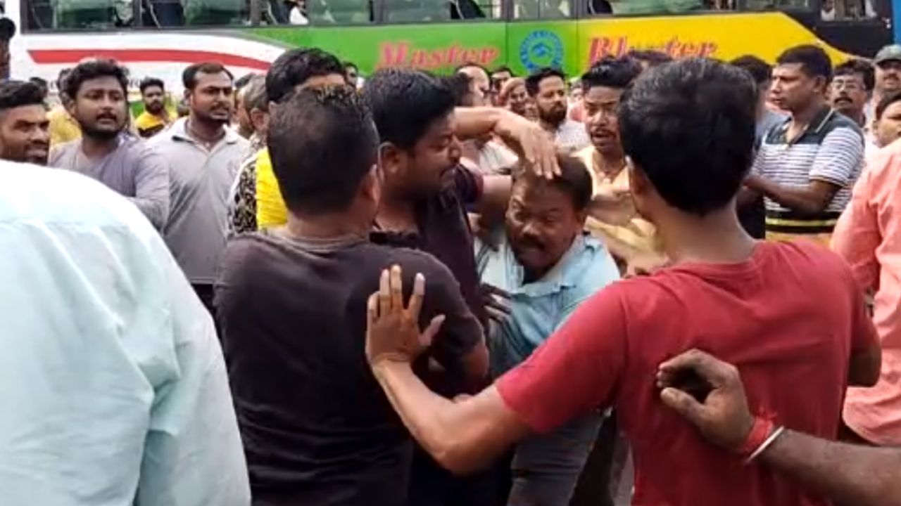 TMC Clash at Barasat: তৃণমূলের নামে অটো-টোটোর থেকে নেওয়া হচ্ছে তোলা! ইউনিয়ন নিয়ে সংঘর্ষ, আহত ...
