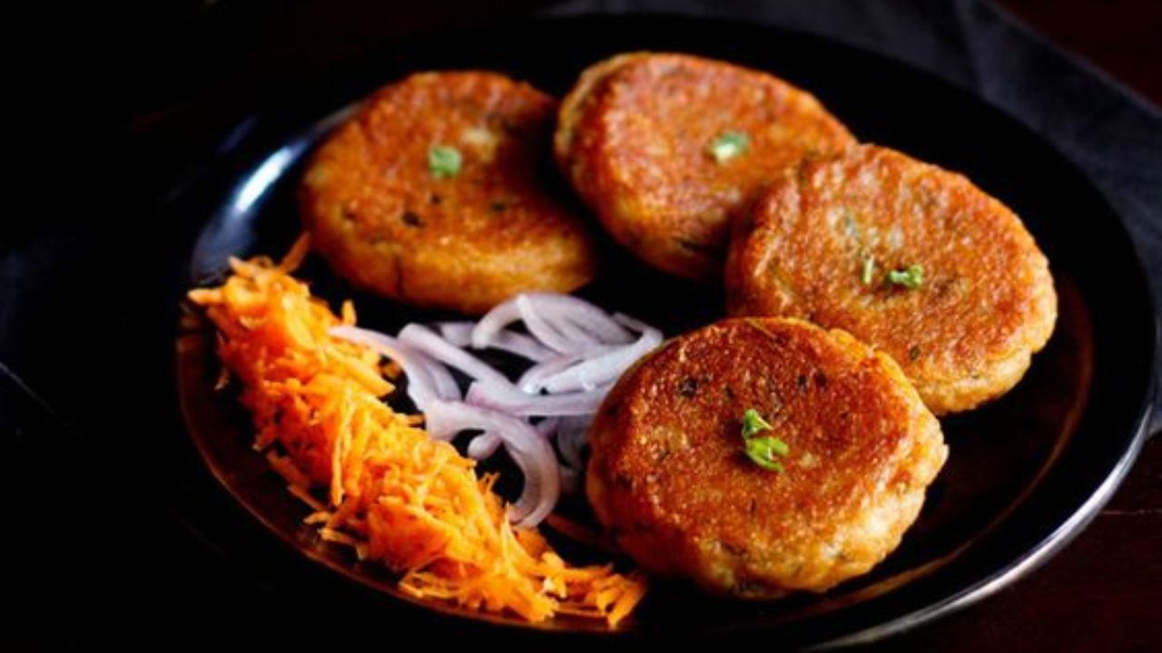 Aloo Tikki Recipe: বৃষ্টিতে মন চাইছে আরও ভাজাভুজি? ঝটপট বানিয়ে ফেলুন ...