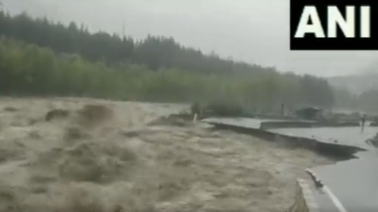 HP Flash Flood: ভিডিয়ো: ভয় ধরাচ্ছে বিয়াস, স্রোতের টানে ভেসে গেল জাতীয় সড়ক, ২৪ ঘণ্টাতেই মৃত ...