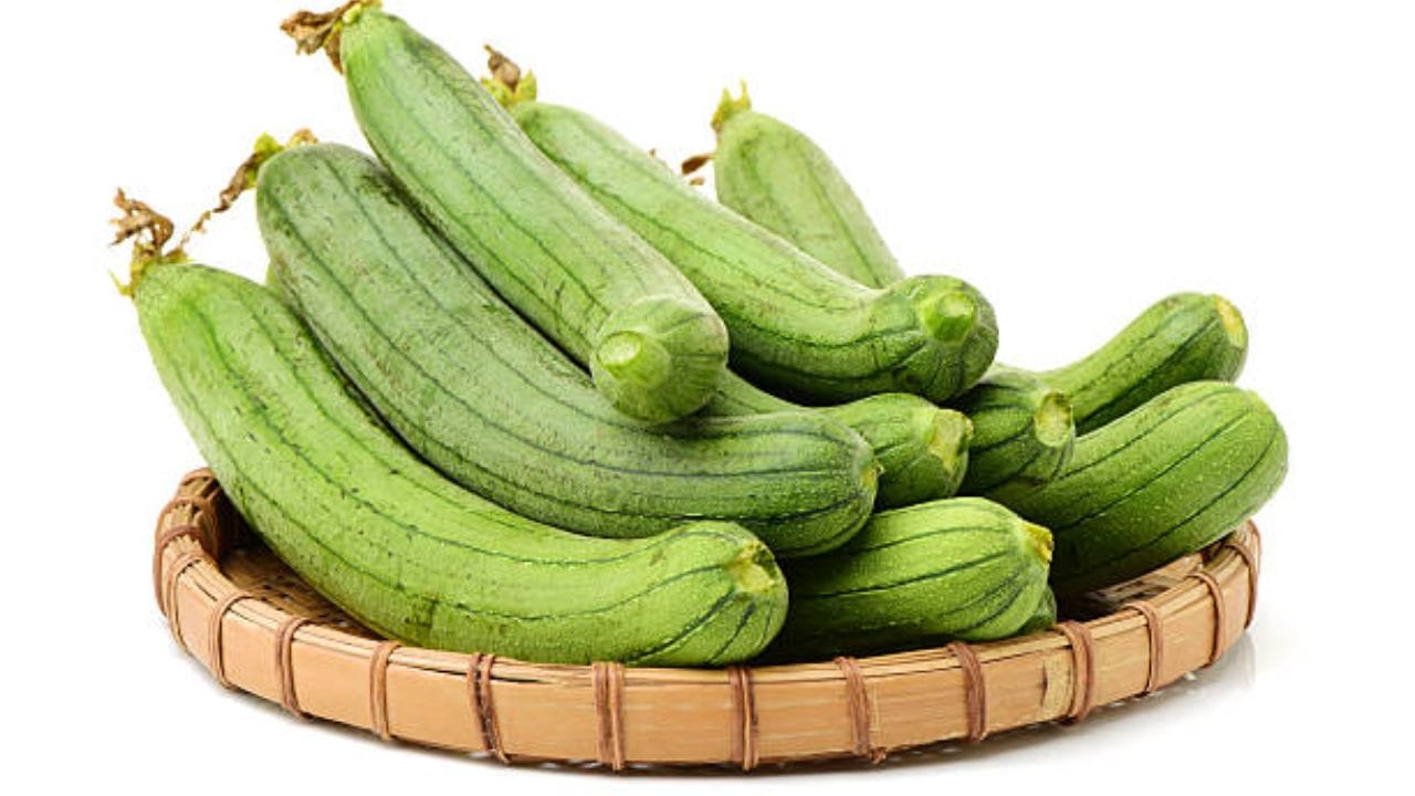 Ridge Gourd: বাড়বে খিদে ফিরবে মুখের রুচিও, একবার এভাবে ঝিঙের তরকারি ...