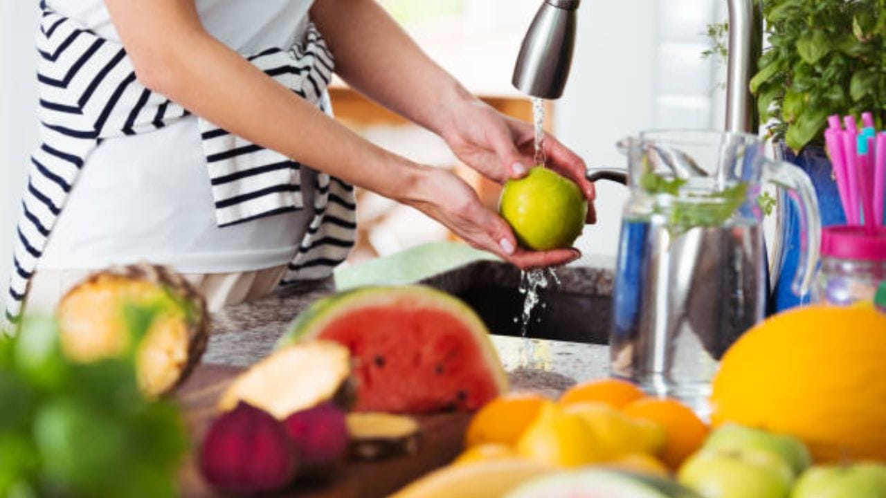 Fruits Washing Tips: বাজার থেকে কিনে এনে ফল ধুয়ে খান তো? - Bengali ...