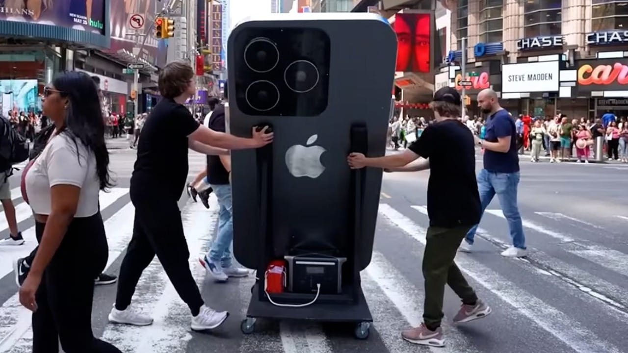 Giant Iphone: ৮ ফুটের বিশাল আই ফোন - Bengali News | 8 feet giant iphone ...