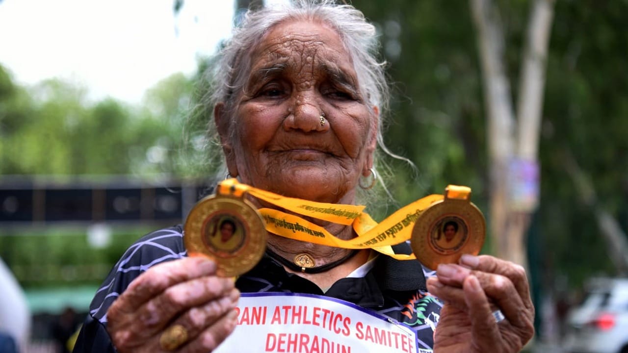 Ram Bai: ১০৬ বছর বয়স ১০০ ও ২০০ মিটারে সোনা জিতলেন দাদি - Bengali News ...