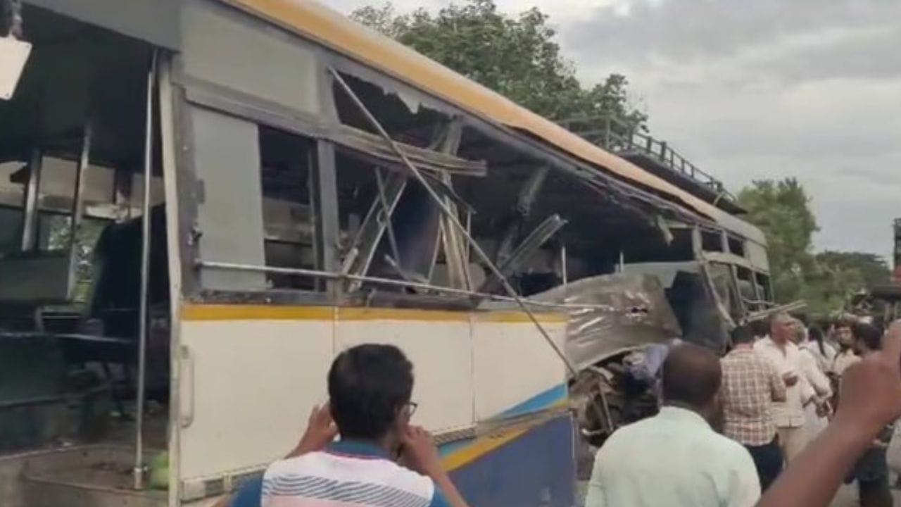 Bus Accident: সরকারি বাসে সজোরে ধাক্কা দ্রুতগতিতে আসা লরির, পিষে মৃত্যু ...